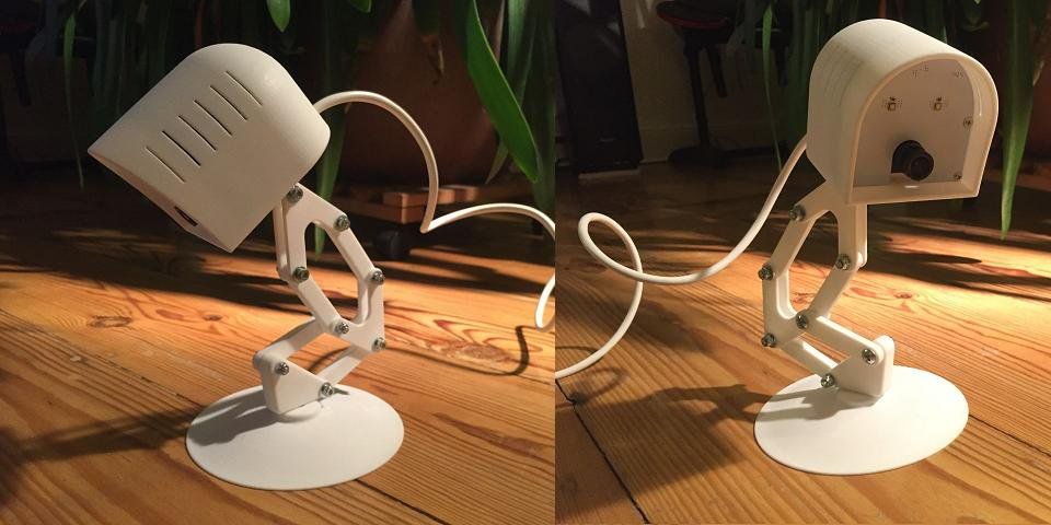 Una lámpara robot que sigue el movimiento de las cosas